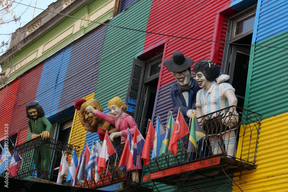 Foto de Famous figurines, such as Che Guevara, Evita Peron and Maradona ...
