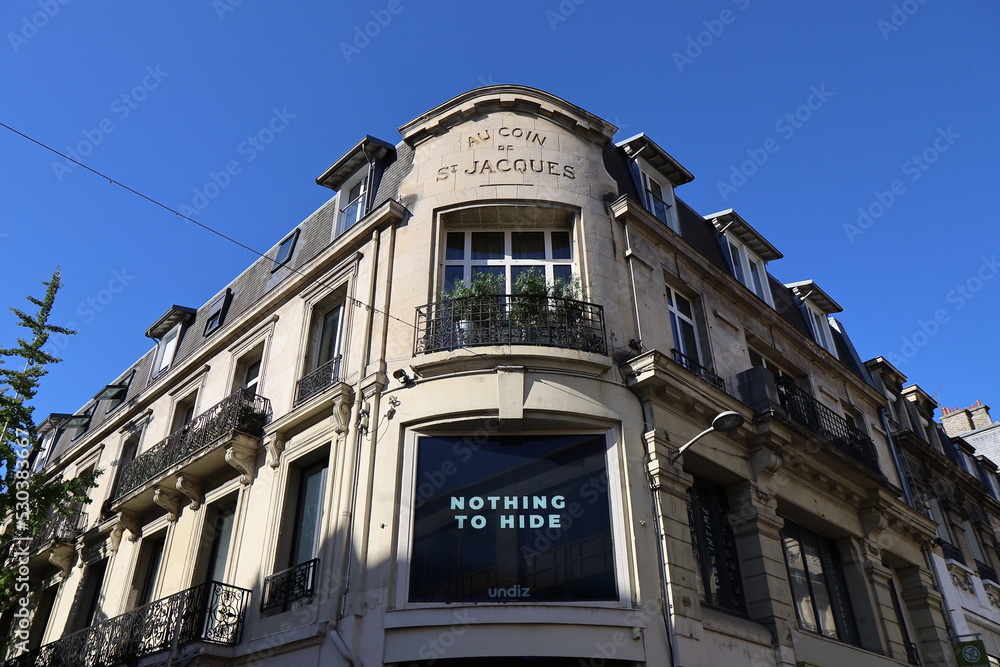 Bâtiment typique, vue de l'extérieur, ville de Reims, département de la ...