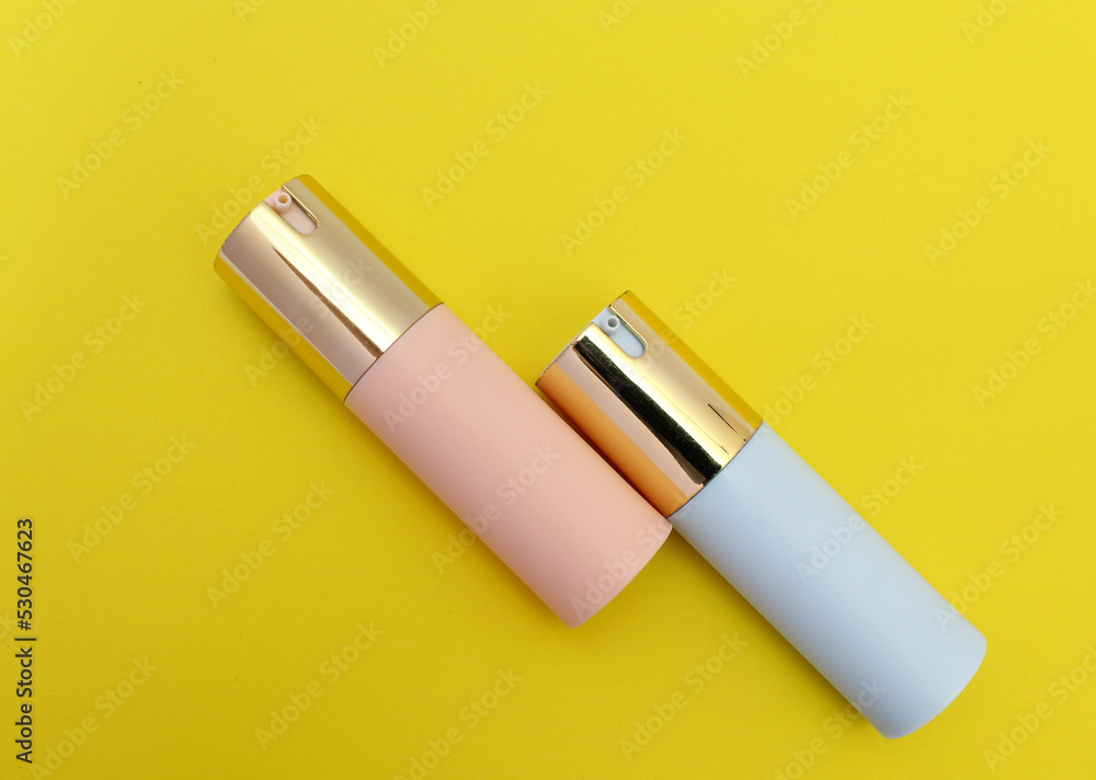 Envases plásticos en color rosa y azul para productos cosmeticos. Stock ...