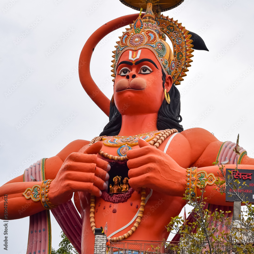 Foto de Big statue of Lord Hanuman near the delhi metro bridge situated ...