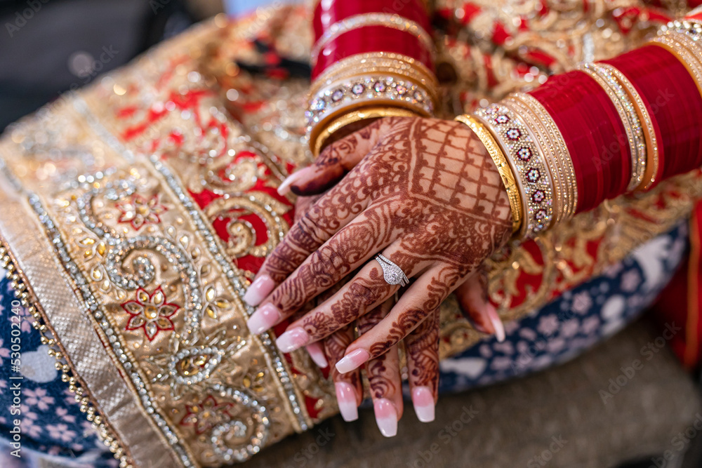 Indian Punjabi bride's hands with wedding henna mehendi mehndi close up ...