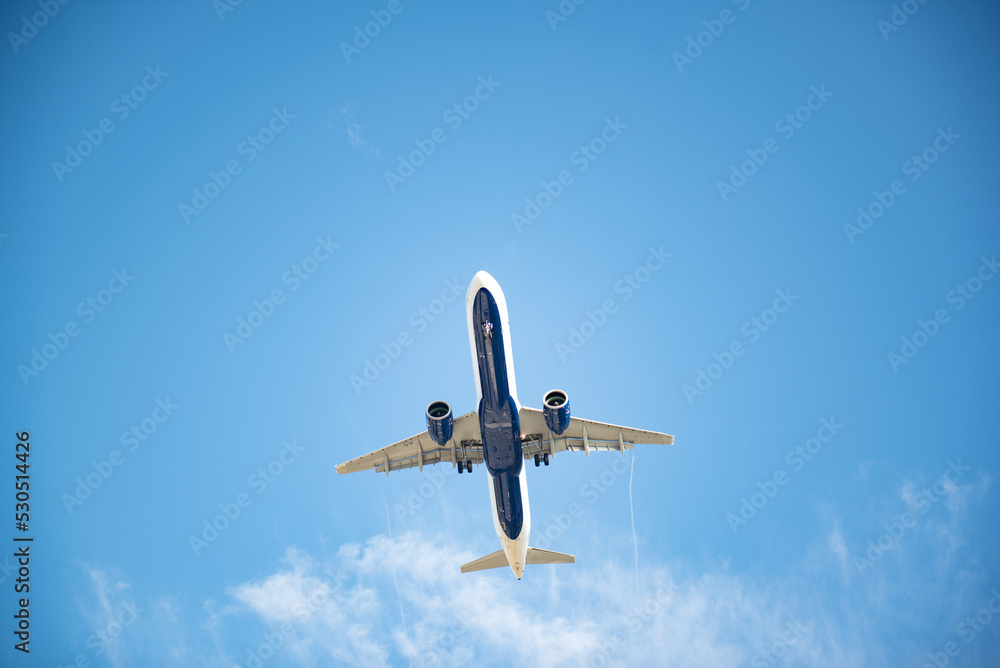 sagoma di aereo nel cielo visto da sotto che atterra Stock 写真 | Adobe Stock