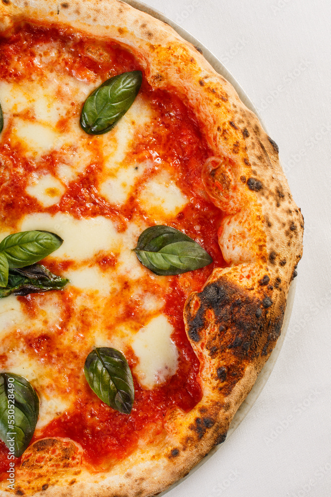 Pizza margherita napoletana con sugo di pomodoro, mozzarella di bufala ...