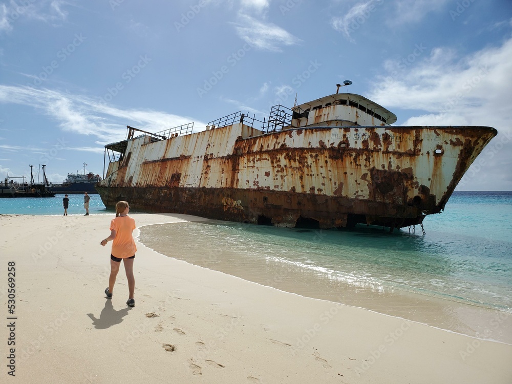 Mega One Triton Shipwreck Water Cloud Sky Beach Travel foto de Stock ...
