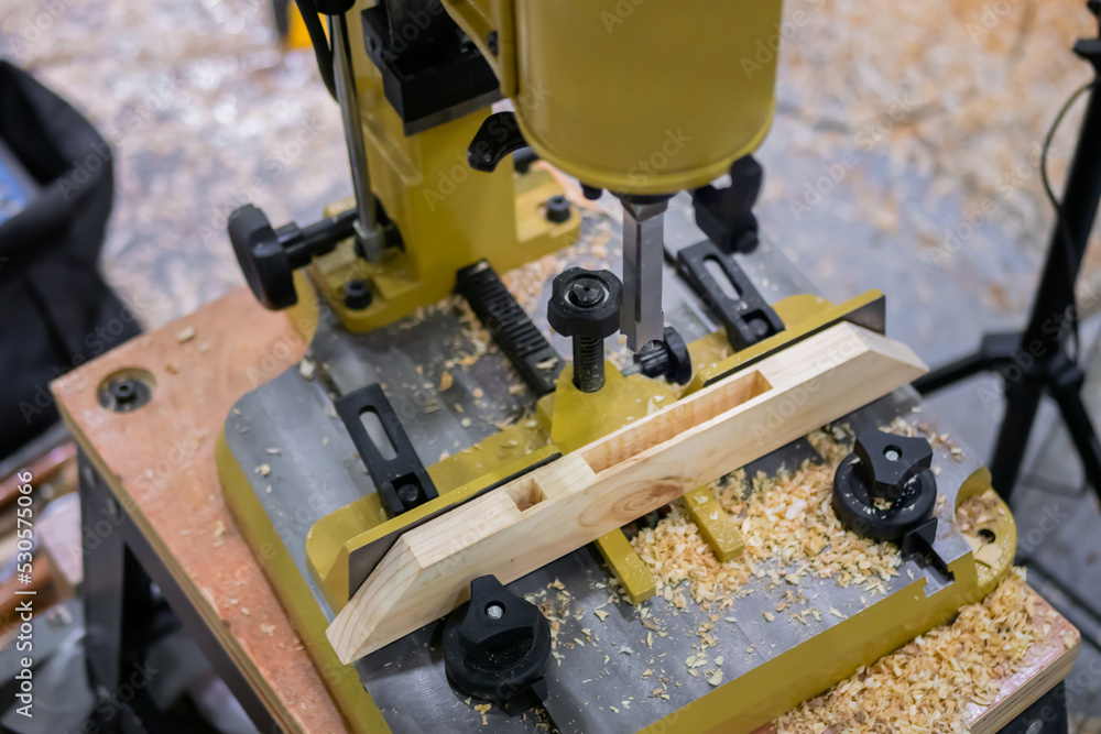 Foto Stock Catpenter working tool - drill press with piece of wood and ...