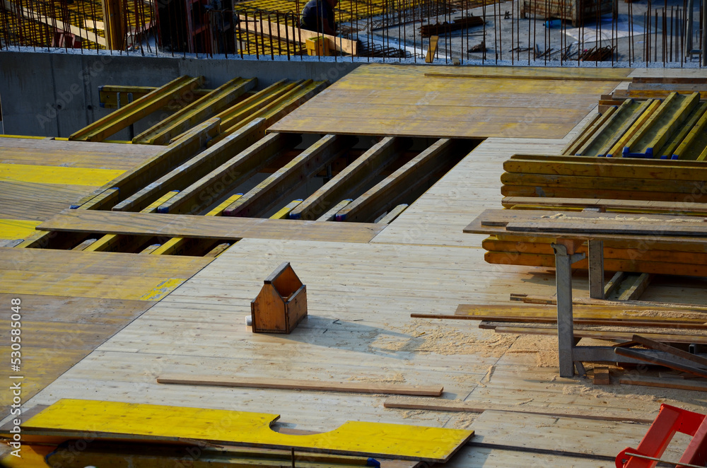 formwork in front of the concrete ceiling. the wires are like a net ...