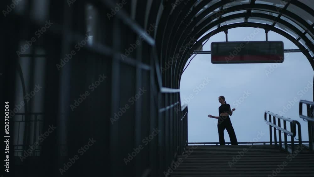Vidéo Stock amazing dancing lady in urbanistic scape, silhouette of ...