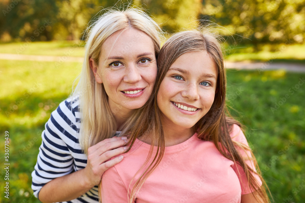 Alleinerziehende Mutter und Tochter zusammen Stock Photo | Adobe Stock