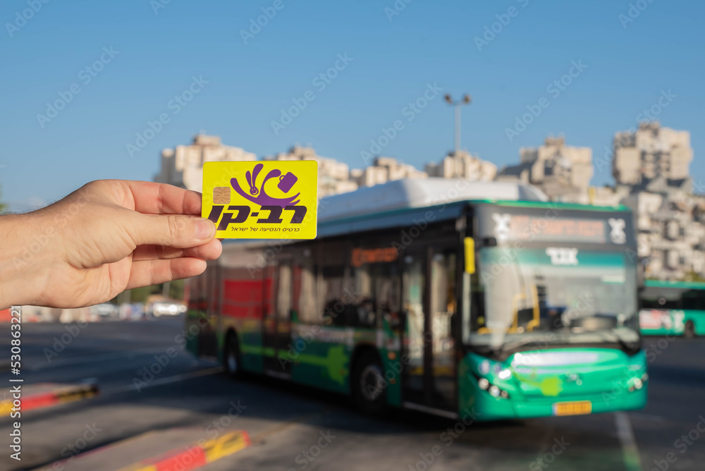 Fotka „Rishon Lezion, Israel – 14.09.022. Travel card Rav Kav in hand ...