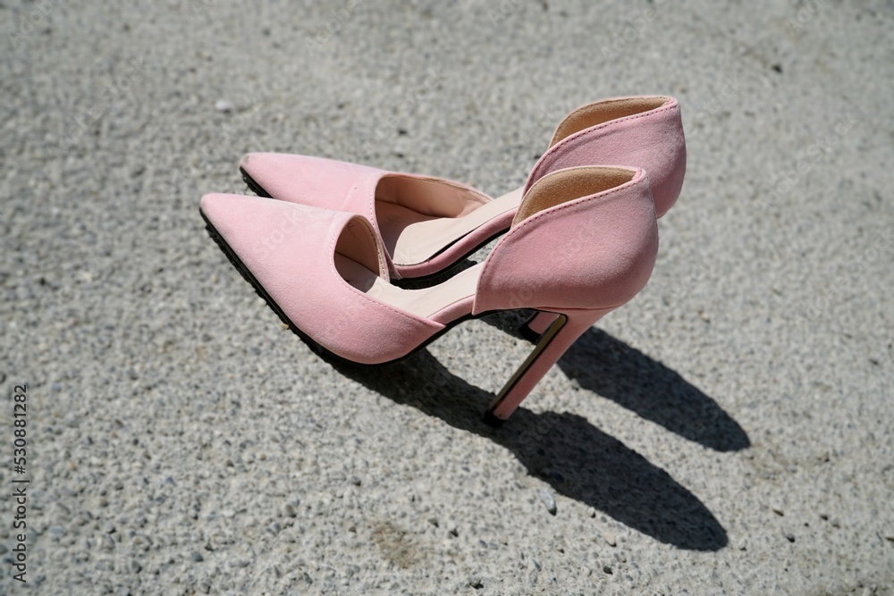 Rosa Pumps stehen auf der Straße bereit um für die Hochzeit getragen ...
