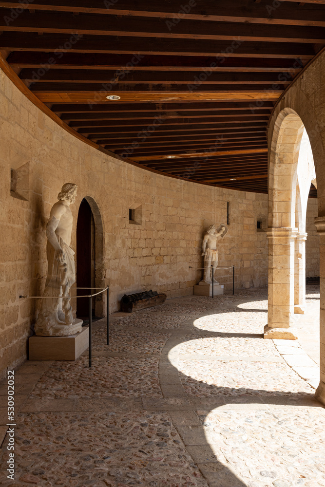 Estatuas romanas en el patio interior del Castillo de Bellver de Palma ...