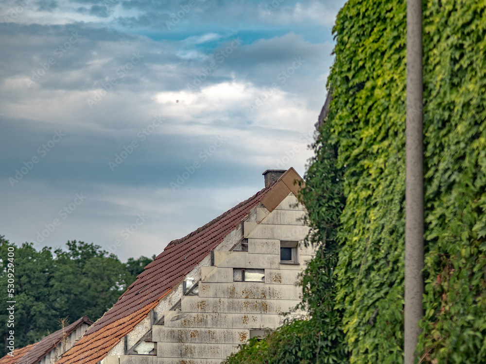 Beschädigte Wandverkleidung aus Asbest Stock Photo | Adobe Stock