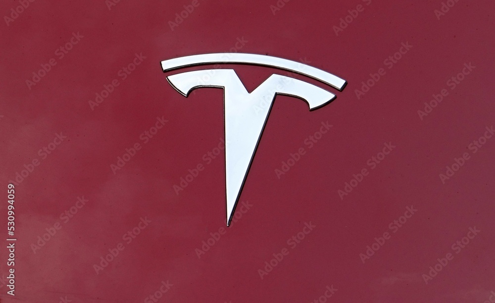Foto de Tesla Logo on the hood of a modern Tesla electric car do Stock ...