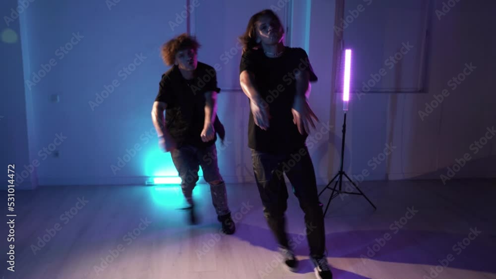 Vidéo Stock Two professional twin dancers dancing modern dance in the ...