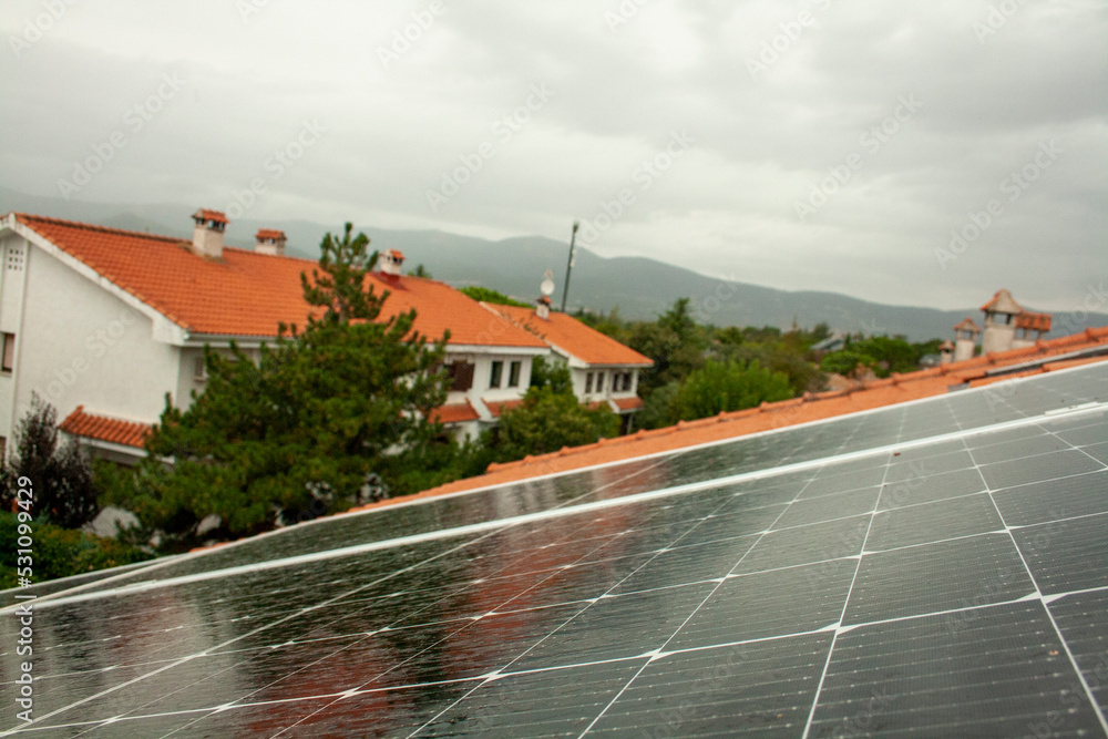 solar panels on a rainy day paneles solares en un dia lluvioso panneaux ...