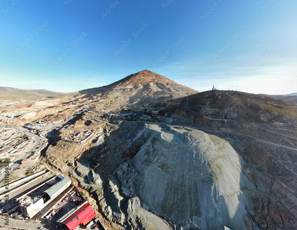 Majestuosa imagen del cerro rico de Potosí, imagen aérea que visualiza ...