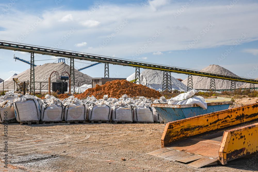 Sacos de sal con fondo de salina y montañas de sal, la industria de la ...