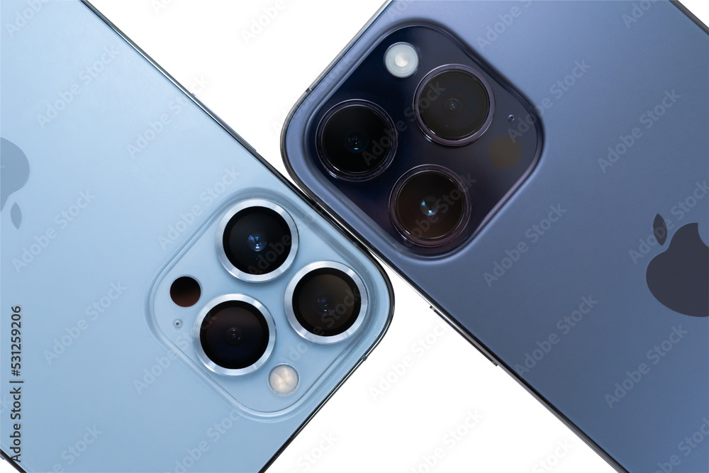 Close up compare the big new triple camera on the new iPhone 13 Pro Max ...