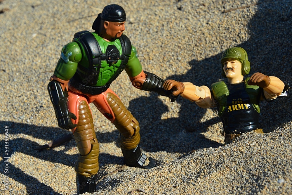 GI JOE figure of Heavy Duty (version 9, 2004) is helping his friend ...