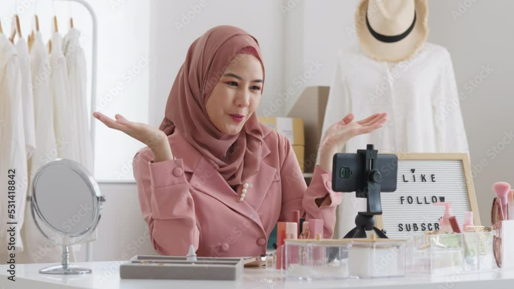Islam youtuber arab influencer vlogger or beauty blogger live smile ...
