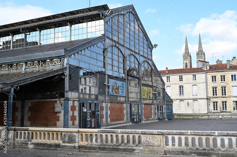 Niort, France, 15 septembre 2022 : Les halles de Niort avec l'église ...