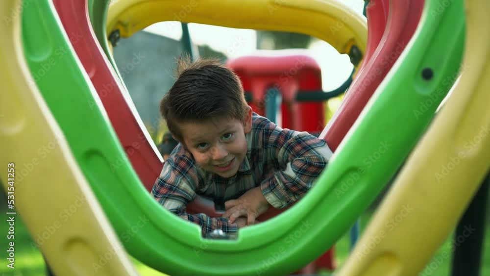 Niño feliz jugando entretenido en parque publico típico esforzado por ...