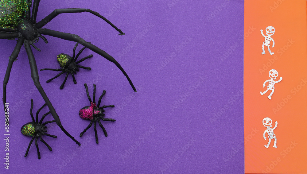 Arañas caminando y esqueletos bailando sobre fondo morado con franja ...