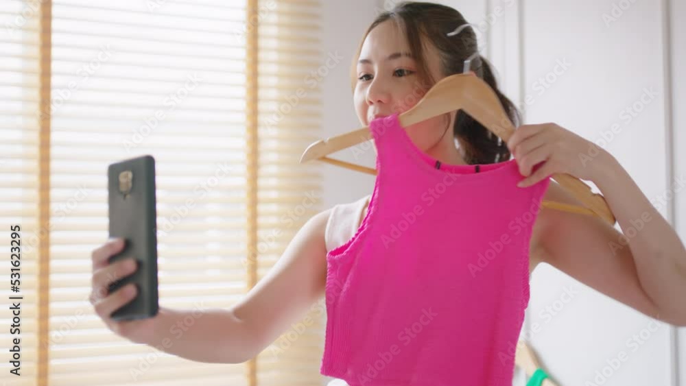 Asia Gen Z influencer youtuber girl live talk selling clothes closet on ...