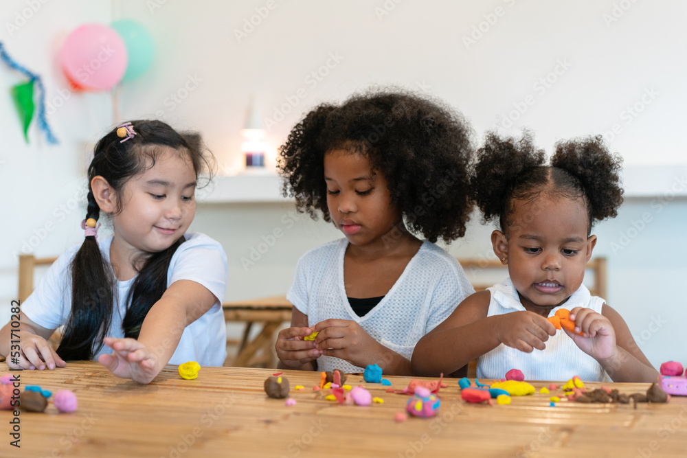 Foto de One Asian , Two African American little child girl playing ...