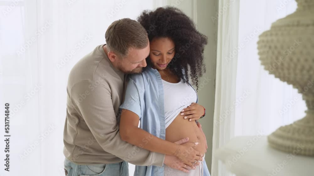 Vidéo Stock White Man Touching Belly Of His Pregnant Black Wife