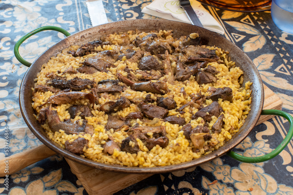 Paella de torcaz, ave típica de caza, receta tradicional española ...