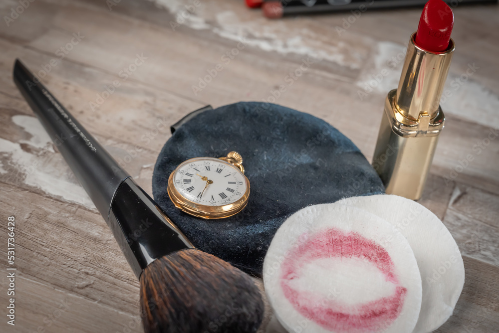 jolie montre gousset en or ancienne sur une table de maquillage avec un ...