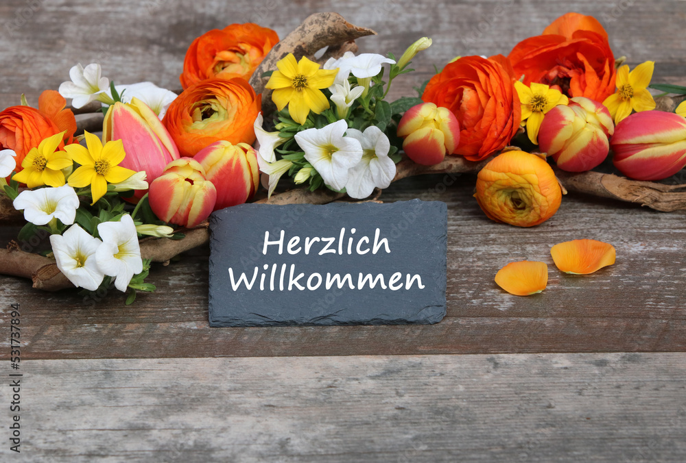 Schiefertafel Mit Blumen Und Schriftzug Herzlich Willkommen Stock Schiefertafel Mit Blumen Und Schriftzug Herzlich Willkommen Stock