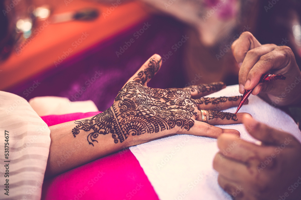 Mehendi hands of the bride on the wedding day. Henna on hands. Mehendi ...