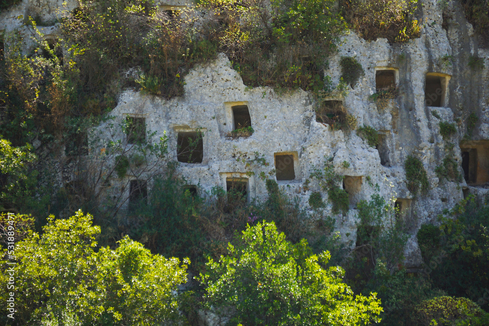 Foto delle tombe scavate nella roccia, nella necropoli di Pantalica in ...