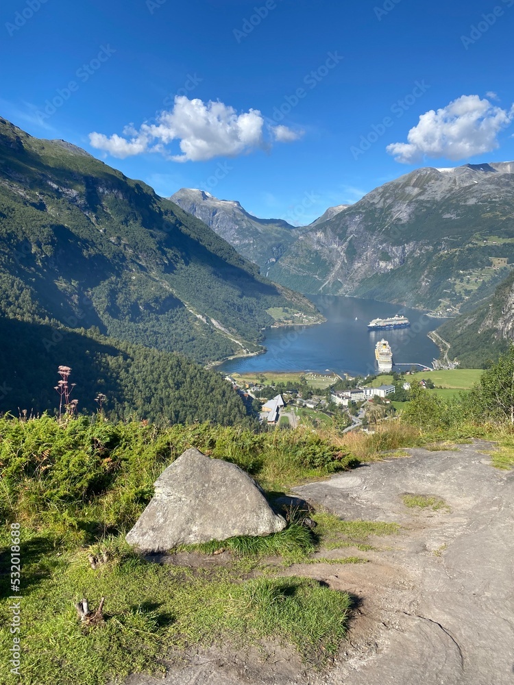 Traumhafter Ausblick vom Flydalsjuvet Aussichtspunkt auf den ...