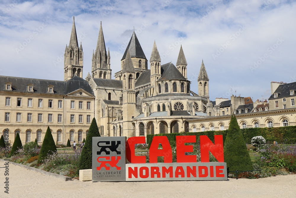 Logo de Caen avec l'abbaye aux hommes en arrière plan, ville de Caen ...
