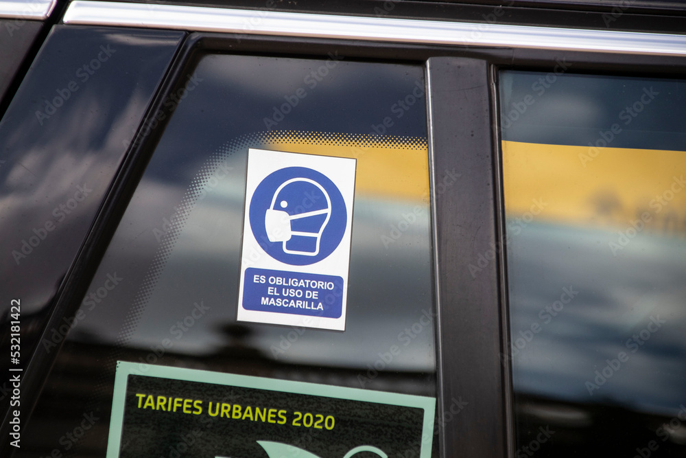 Detalle de un cartel de mascarilla obligatoria por la pandemia Stock ...