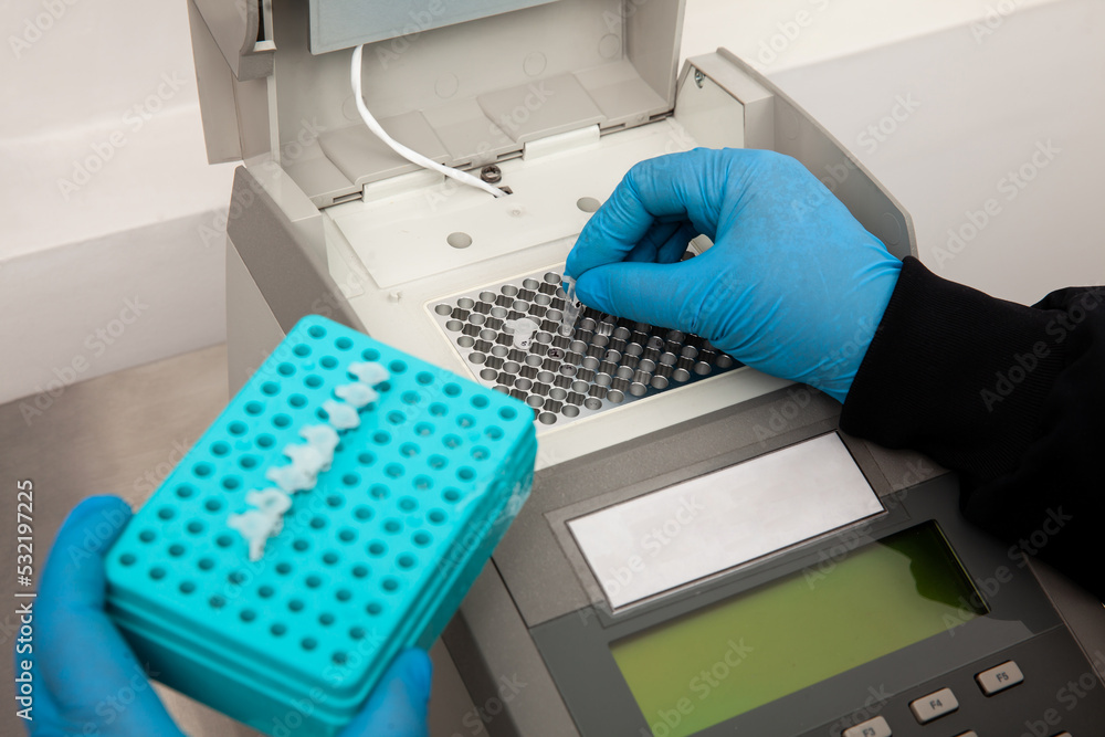 Stockfoto Closeup of a scientist hand while working at the laboratory ...