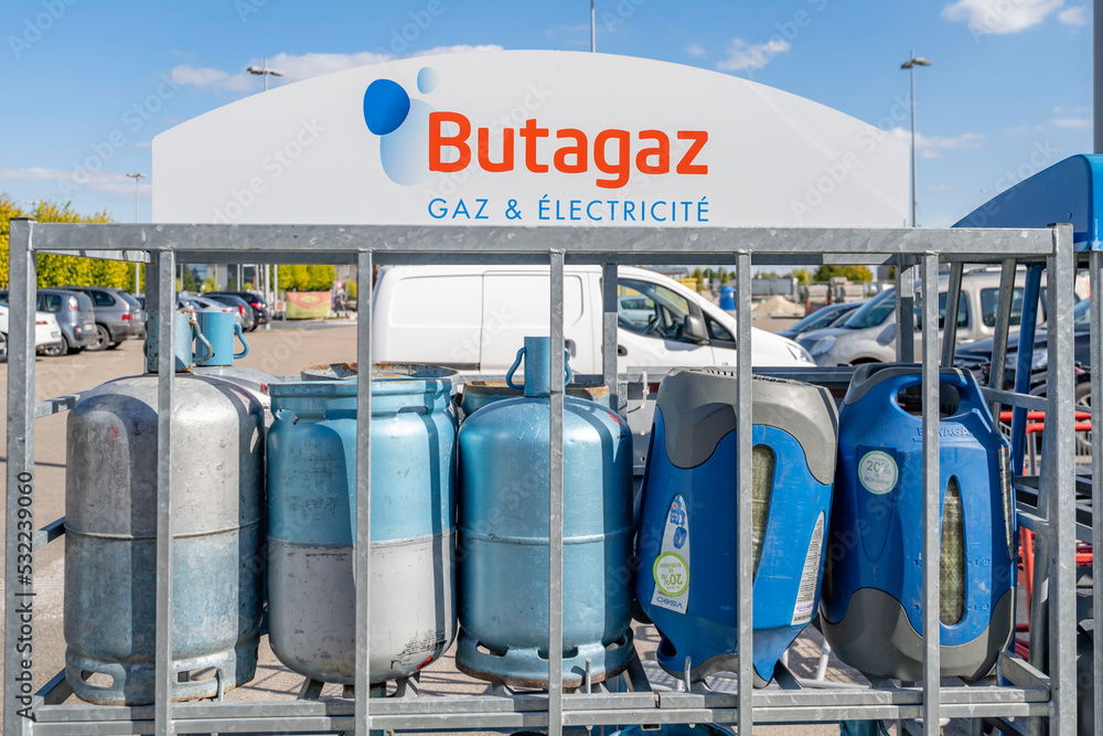 bouteilles de gaz de marque butagaz dans le présentoir en métal sur un ...