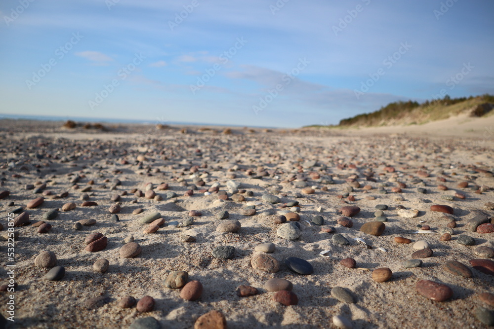 MORZE, PLAŻA, ZACHÓD, PIASEK, KAMIENIE, CZŁOWIEK, TRAWA, FALA, NIEBO ...