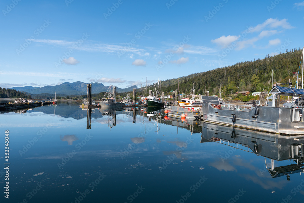 Foto de Reflections in the habor in Queen Charlotte City on Hadai Gwaii ...