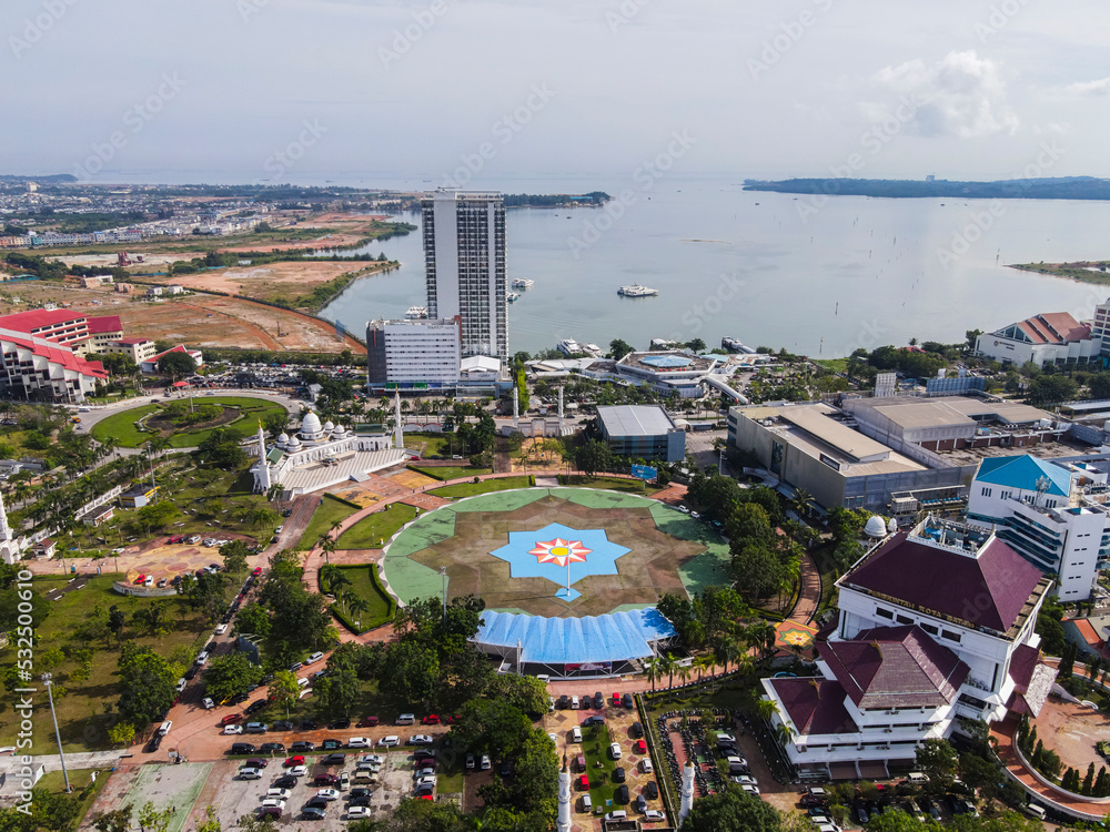 Foto de The landscape of the Batam Center area seen from a height. In ...