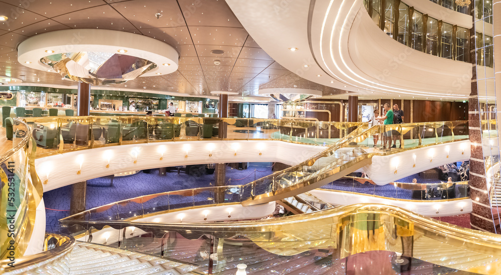 Salon de l'atrium du navire de croisières de la compagnie MSC ...