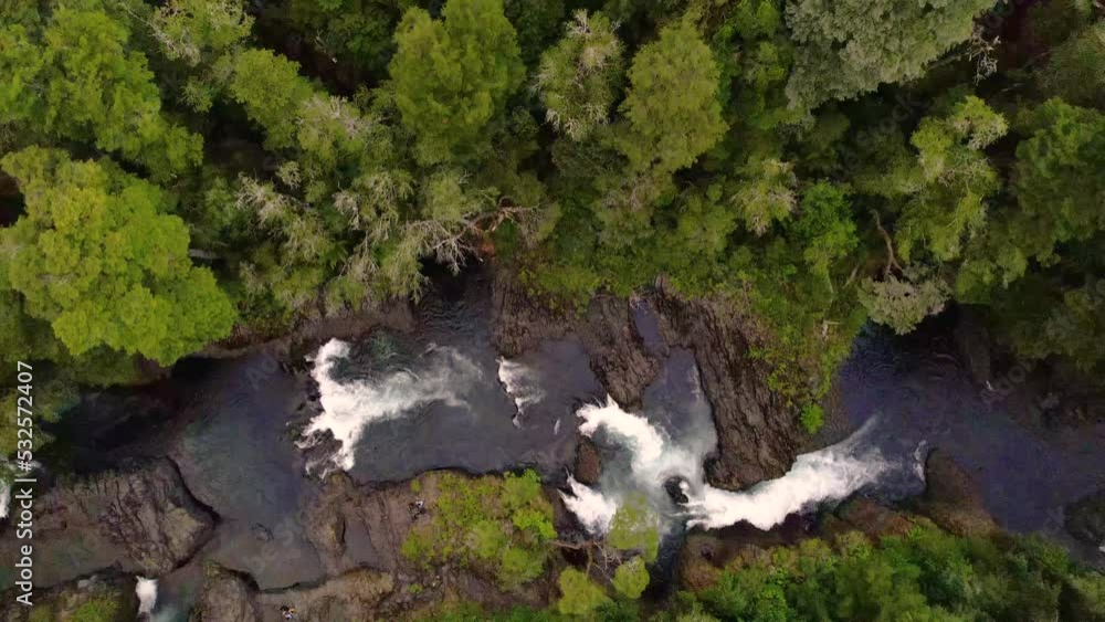 Imagen aerea cenital de rio fuy en la ciudad de neltume cerca del salto ...