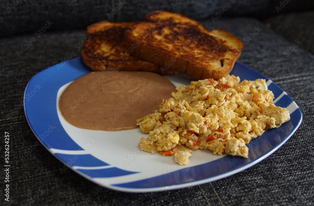 Huevos a la mexicana, frijoles, pan con mantequilla, Mexican eggs whit ...
