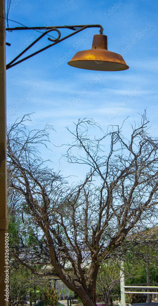 Foto vertical de un farol de metal estilo industrial antiguo oxidado y ...