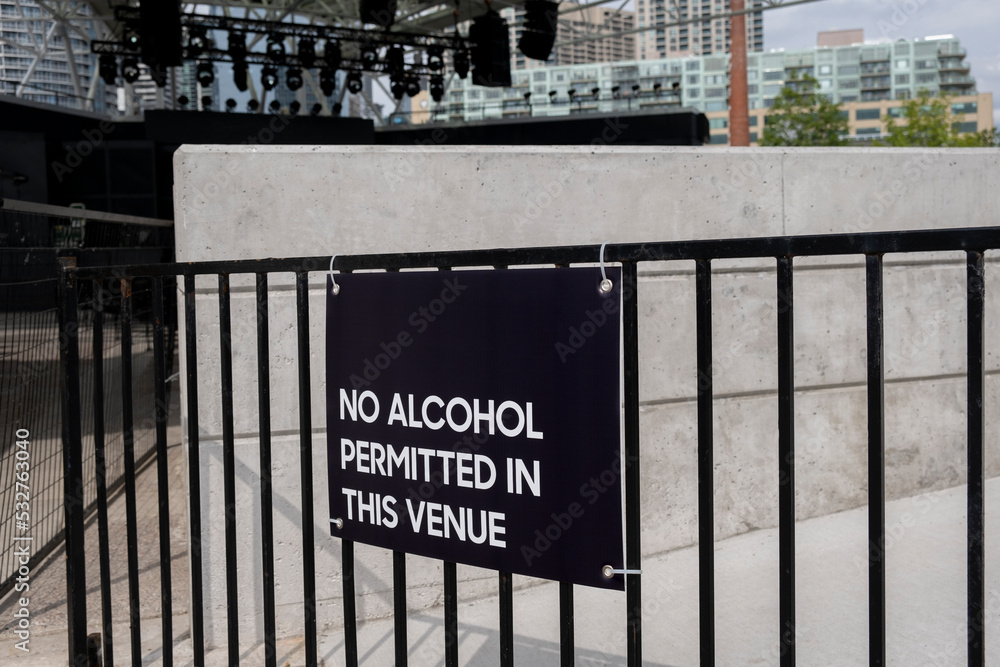 Foto de Sign no alcohol permitted in this venue at the outdoor event in ...