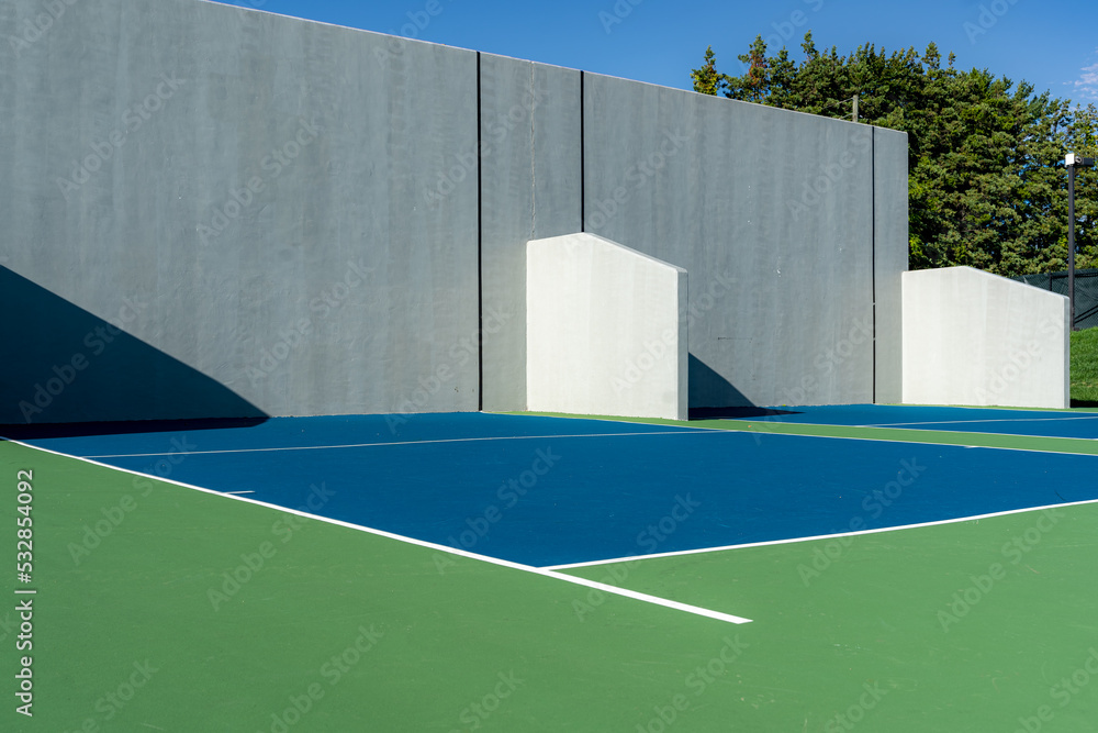 Foto de Example of an outside American Handball courts with concrete ...