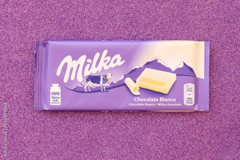 Foto de TERNOPIL, UKRAINE - JUNE 20, 2022: Milka white chocolate bar ...